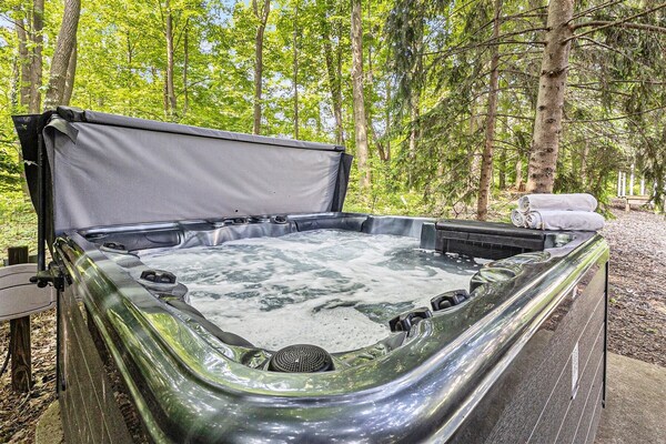 Yemi's Place: Luxe Macatawa Home, Hot Tub, Fire Pit, Game Room - Holland, MI