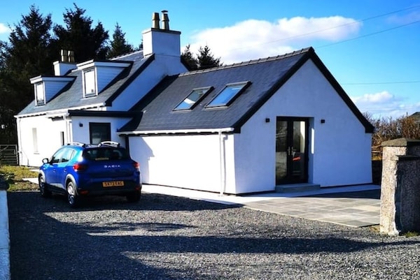 Beautifully Renovated Croft House With Woodburning Stove.just Minutes To Beaches - Lewis and Harris