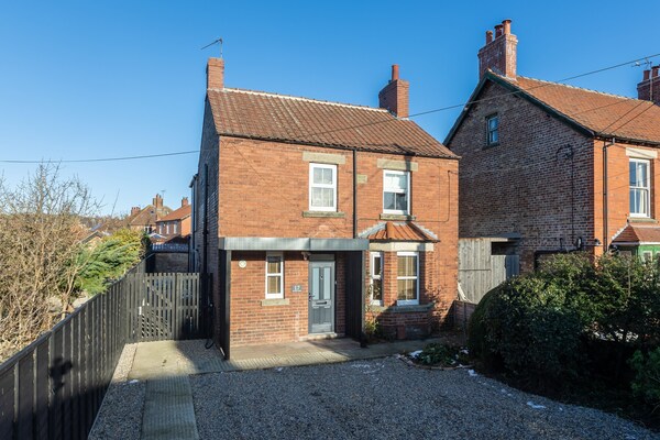 Sunshine Cottage - Luxury Cottage / Dog Friendly - Helmsley