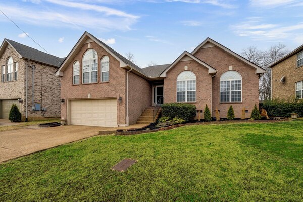 Nashville Getaway: Spacious & Family Friendly - Book With Us Today!! - Franklin, TN