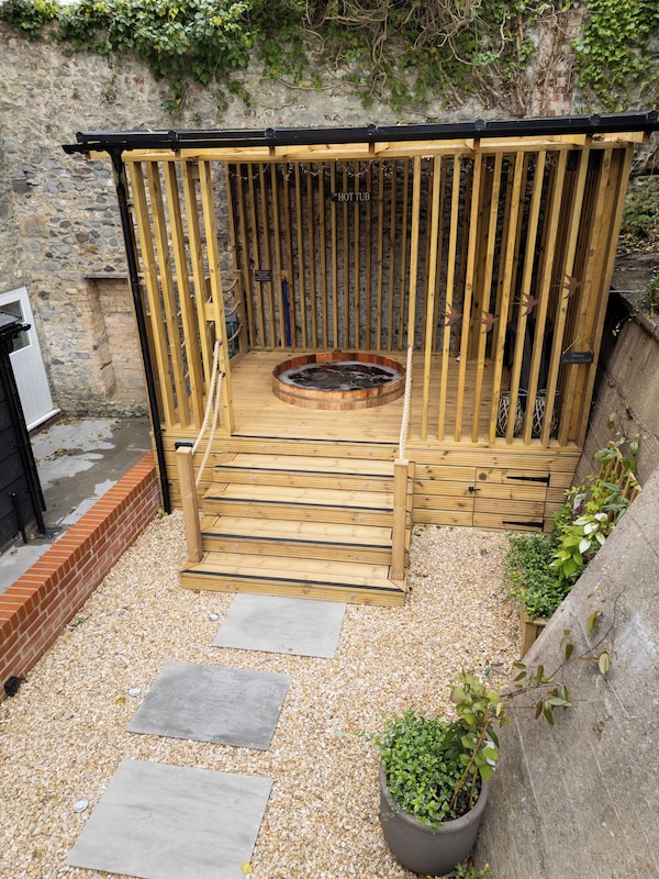Beachside Paradise With Hot Tub And Outdoor Shower In Lyme Regis, Dorset - 라임 레지스