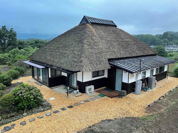 Edo Period Retreat, Over 150 Years Old, Thatched-roof Old Minka House Limited To One Pair Per Day - Japan
