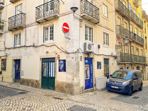 Charming Bairro Alto 2-bedroom Escape - Lisbon