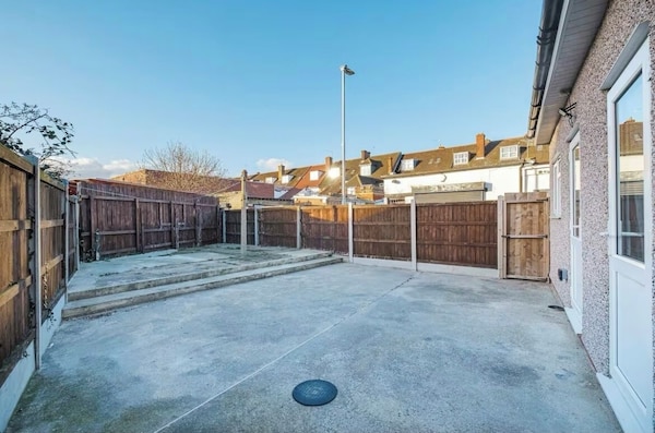 Contractor Haven, Sleeps Up To 14, Wifi, Parking X 2, Garden, Central Location - Dagenham