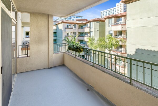 Stylish And Modern Condo In San Diego With Parking - Coronado, CA