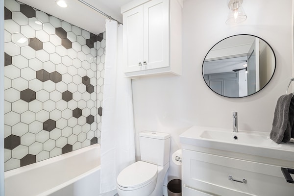 Exceptionally Designed 1 Bedroom 1 Bath Just Minutes From Nrg & Medical Center - Pearland, TX