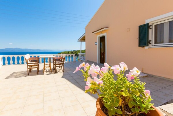Studio 'Dolphin Villa 3' With Sea View, Wi-fi And Air Conditioning - Paxi