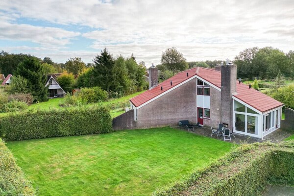 Crossbill I Chic Holiday Home With Wide Garden - Assen