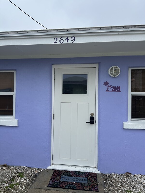 Cozy Fishing Cottage On Canal In Matlacha - 2 Bedrooms And Large Outdoor Space - Matlacha, FL
