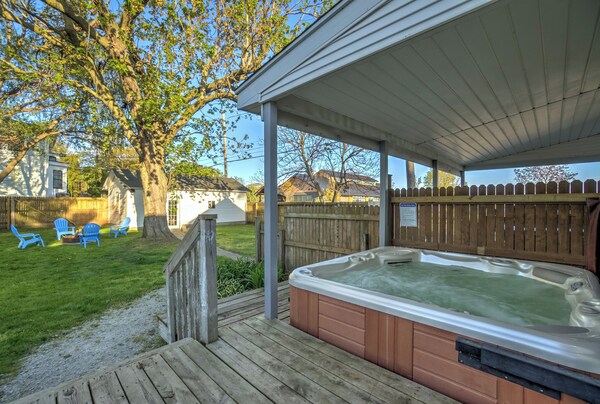 Water Escape; Hot Tub, River Views & Splash Pad - Grand Haven, MI