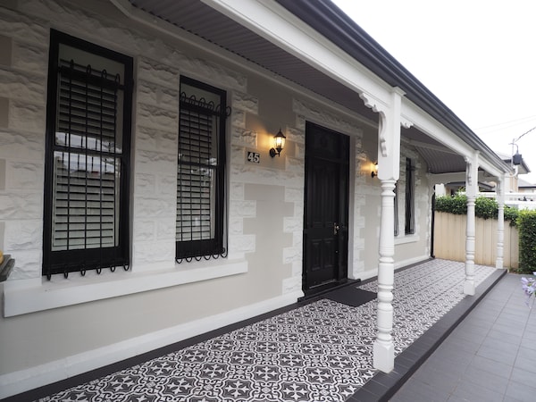 'The Cottage' At Gordon St Villas - Luxury Accom. For 8 In The Heart Of Glenelg - Glenelg