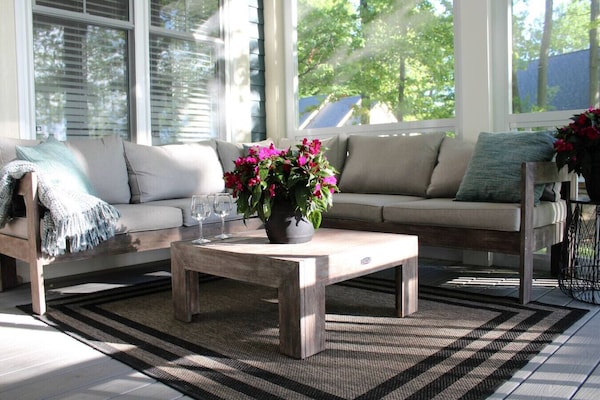 Waterfront Cottage In Gated Community Resort. - Picton
