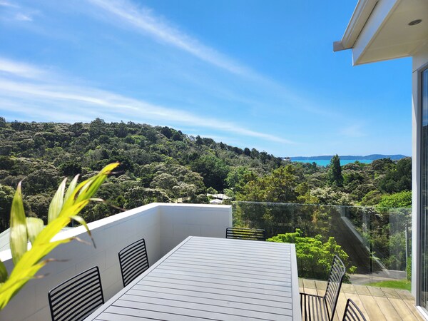 Elevated Coastal Retreat In Maraetai - Clevedon