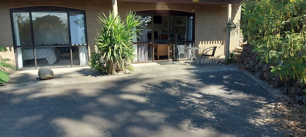 New "Little White Cabin" 2 Single Beds, Nice Ensuite & Shower. Pool & Cabana. - Tauranga