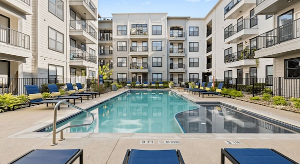 Stylish 2bd Near Soco | Gym, Pool Access, Wi-fi - Buda, TX