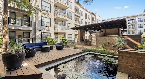 Chic 1br Retreat | Walk To Soco, Pool & Wi-fi - Buda, TX