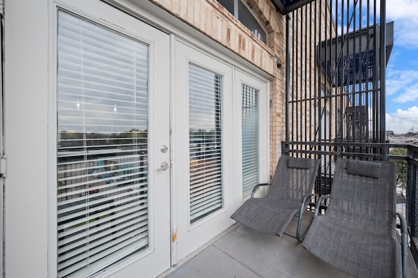 Modern Soco Loft | 2br + Balcony, Pool & Fast Wifi - Austin, TX