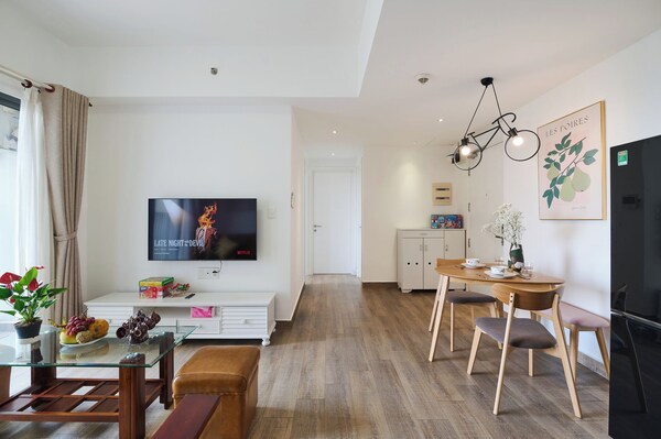 Spacious 2br Apt W/ Lanmark 81 View 5mins To Metro Station - Hô Chi Minh-Ville