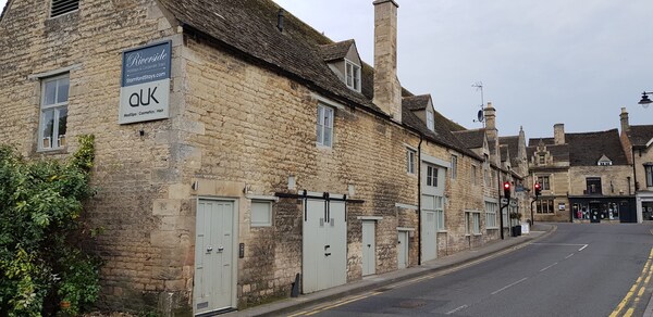 Lily Pad - 2-bed Apartment With River Views - Stamford