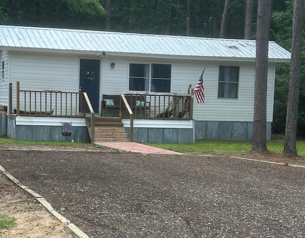 Charming 2-bedroom Tiny Country House Conviently Located Near Bok Homa Casino!! - Laurel, MS