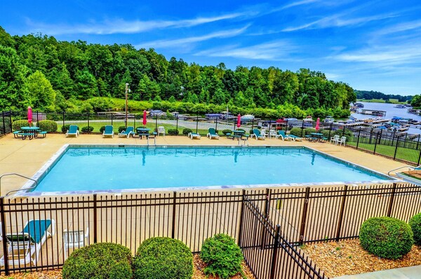 New 6br Lakefront Lake Anna 5 Suites, Dock, Beach - Lake Anna, VA