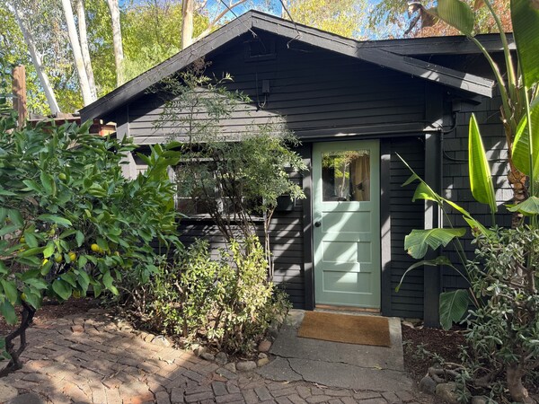 Charming Studio Cabin With Full Kitchen In Serene Downtown Ojai - Ojai, CA