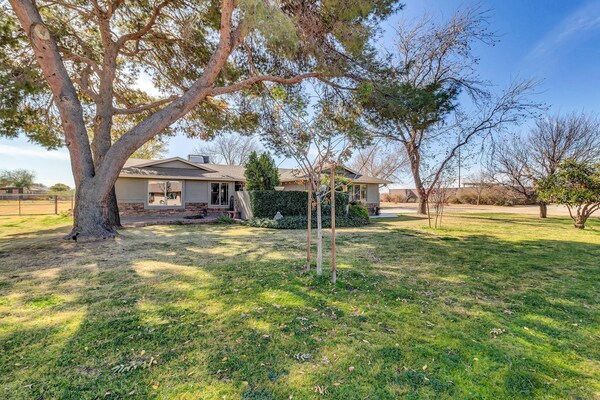 Charming, Pet-friendly, 3-bedroom Home In Gilbert With Ac, Wifi, Pool, Hot Tub - Mesa, AZ