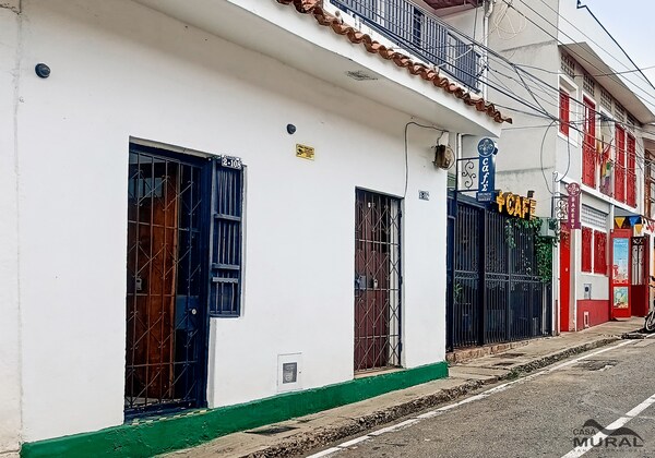 Spacious 4-bedroom House With Ac And Wifi In Pleasant Cali - Cali