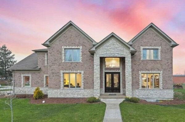 Spacious 5-bedroom Chicago Suburban Vacation Home! - Schaumburg, IL