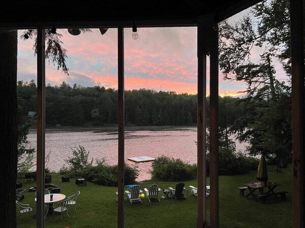 Lakefront  3-bedroom Rustic Cabin In Ryegate, Vt. Pet-friendly! - Ricker Pond State Park, Groton