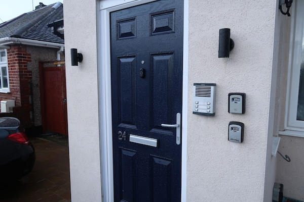 Tranquil 4-bedroom House With 4 Bathrooms 20 Mins From Heathrow - Hounslow