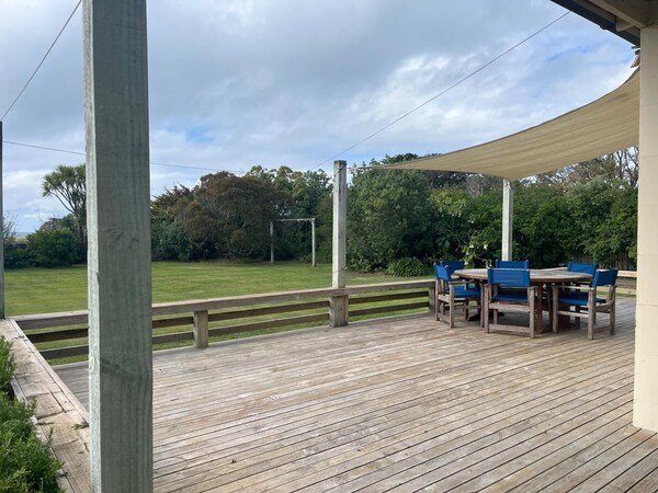 Coastal Farm Cottage At Flat Point Beach - 뉴질랜드