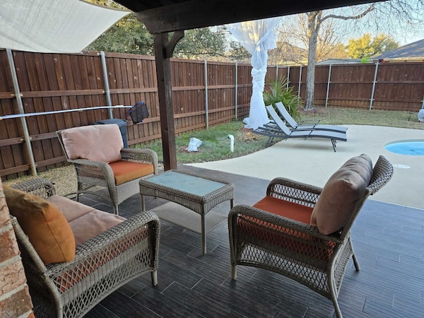 Spacious 5br Villa With Backyard Oasis, Pool, Air Hockey And High Speed Wifi - Denton, TX