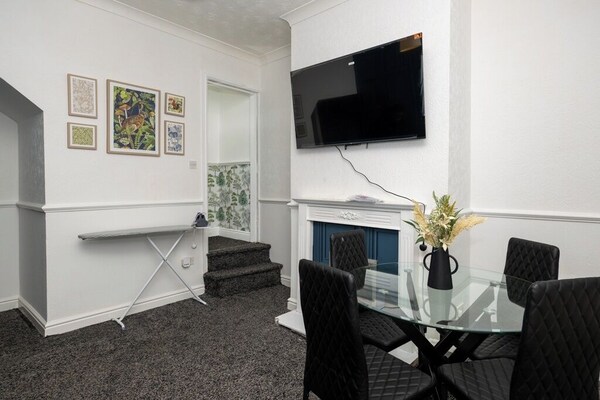 4-bedroom- Stoke-on-trent Sleeps 8- Pet Friendly - Congleton