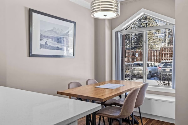 Cozy Mountain Chalet At Mystic Springs With Pool & Hot Tub Access! - Canmore