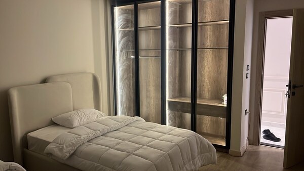 Spacious 4-bedroom Apartment In Fabulous Giza Governorate With Ac, Wifi - Cairo