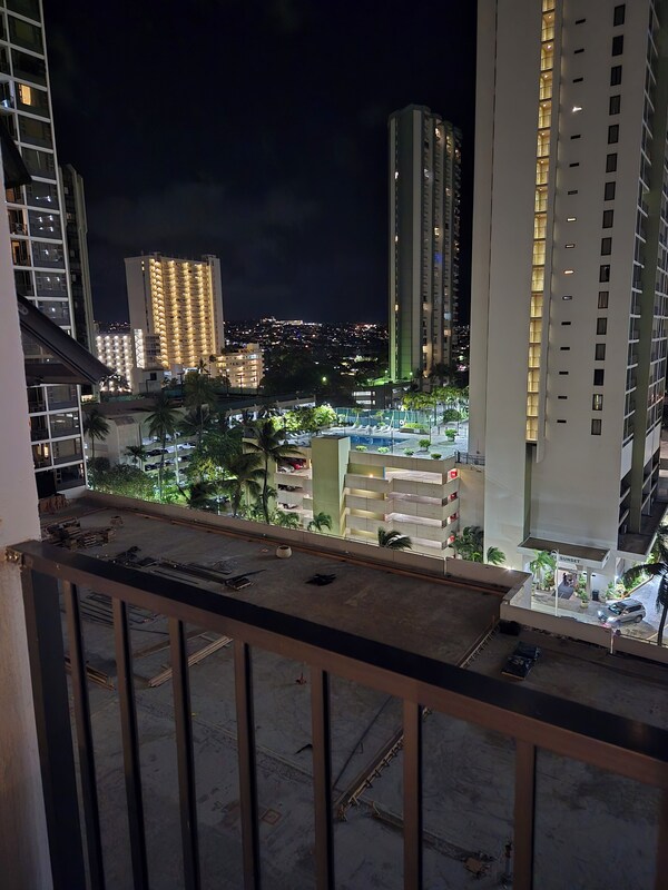 Free Parking, Rennovated, High Floor, 1 Block From Beach - Honolulu