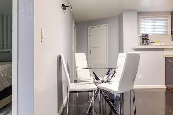 Victorian Retreat 2bed/1bath, Parking, Game Room - Oakland