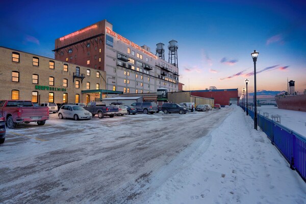 Pet-friendly Canal Park Condo|near Lakewalk| Pool| Sauna| Gym - Duluth, MN