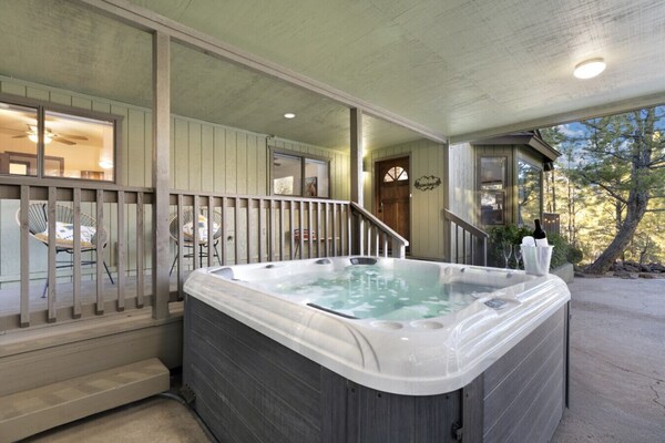 Hot Tub, In-home Bar, Arcade Game, Wood Fireplaces, Xbox, Grill, Sleeps Up To 16 - Flagstaff