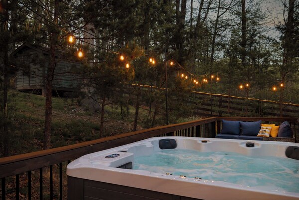 The Cozy Bear Cabin | Hot Tub, Fenced Yard, Games - Sky Meadows State Park, Delaplane