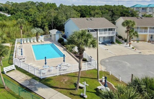 Searenity Awaits:  2-bd, 2-ba Coastal Escape! Perfect For 6! Pet Friendly! - Laguna Beach, FL