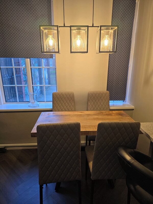 Contemporary & Spacious 1-bedroom Apartment With Fireplace & Modern Comforts - West Ham - London