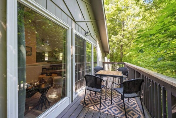 Cozy 3-bedroom Chalet In Charming Gilford With Hot Tub! - Lake Winnipesaukee, NH