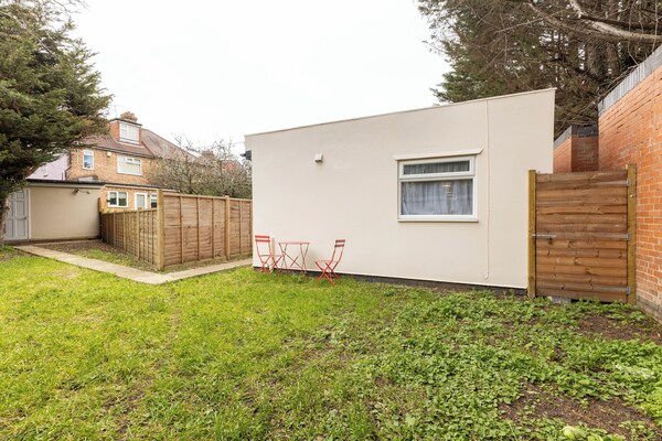 Enjoy In This Comfortable 1bed Apartment With Fully Equipped Kitchen In Chadwell - ラムフォード
