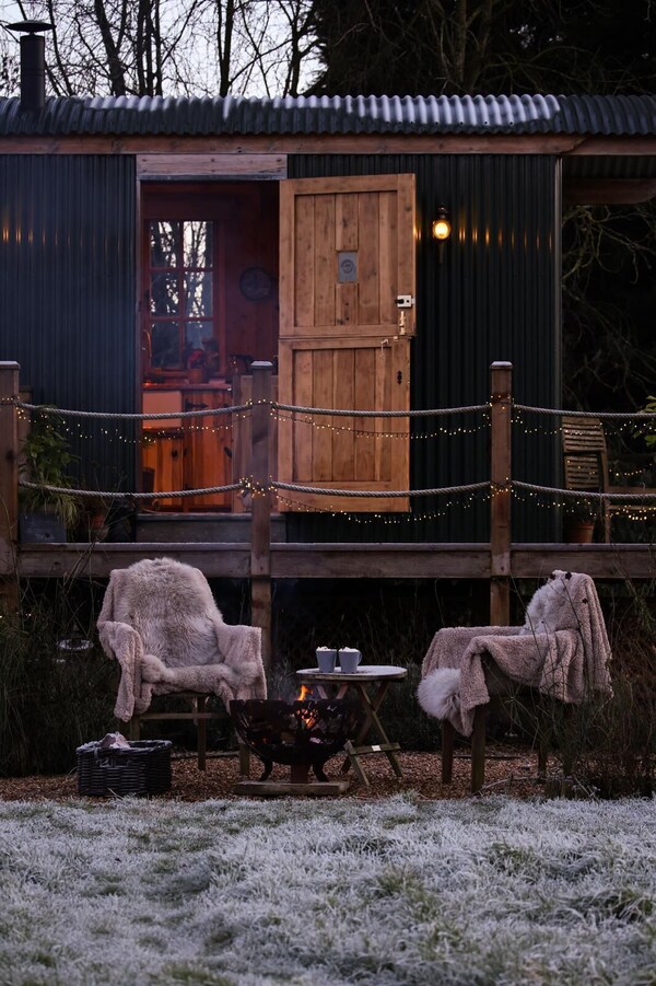 Cosy Luxury Shepherds Hut (Wagon) Near London & Windsor - Buckinghamshire