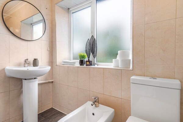 Boutique Shepherds Bush Abode- Garden- Sleeps 12 - Hounslow
