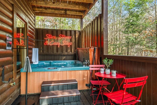 15 Min From Dollywood/game, Fire Pit, Hot Tub, Pets - Pigeon Forge, TN