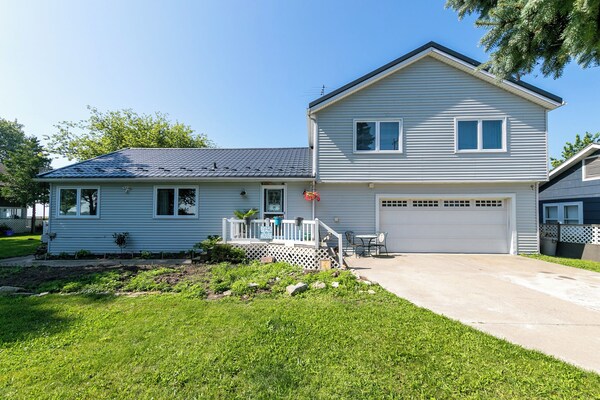 Lakeside Home With 4 Bedrooms And 2 Baths! - Amherstburg
