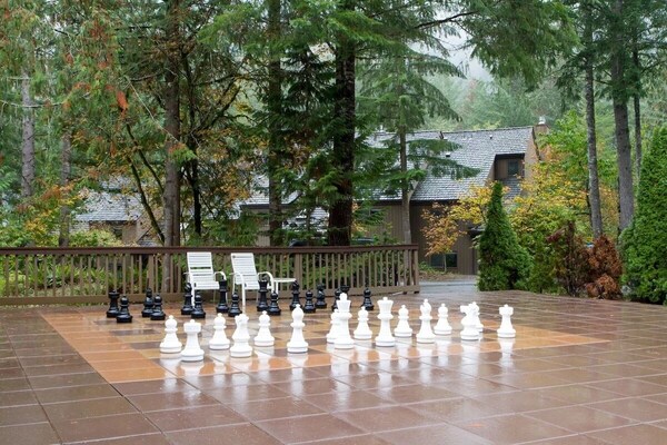 Serene And Spacious Retreat With River View - Glacier, WA